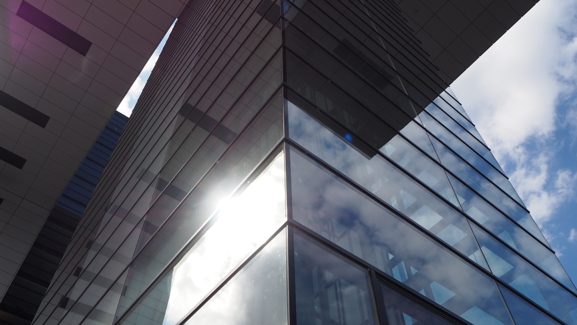 Instalación profesional de láminas solares en oficinas