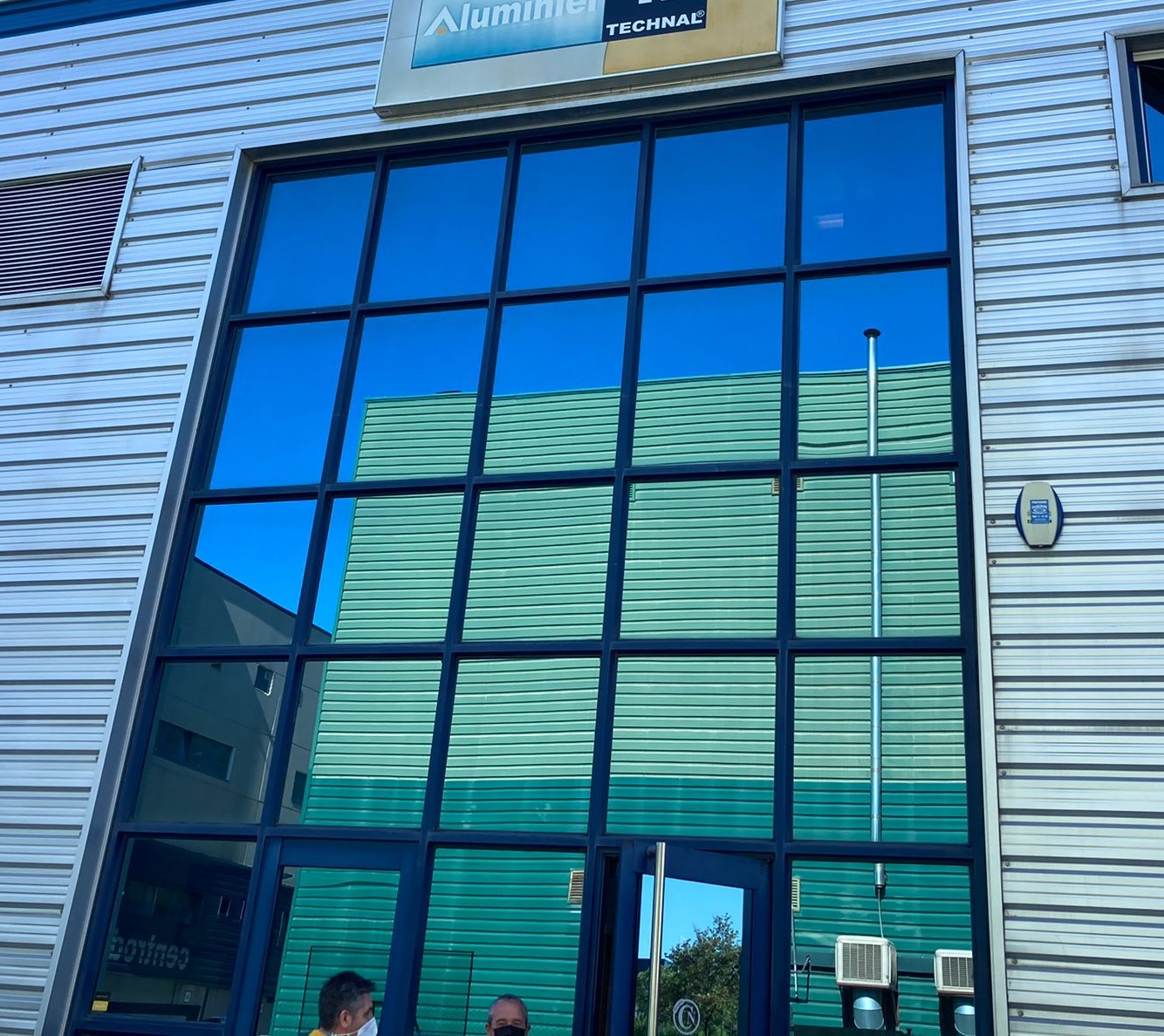 Instalación profesional de láminas solares en oficinas